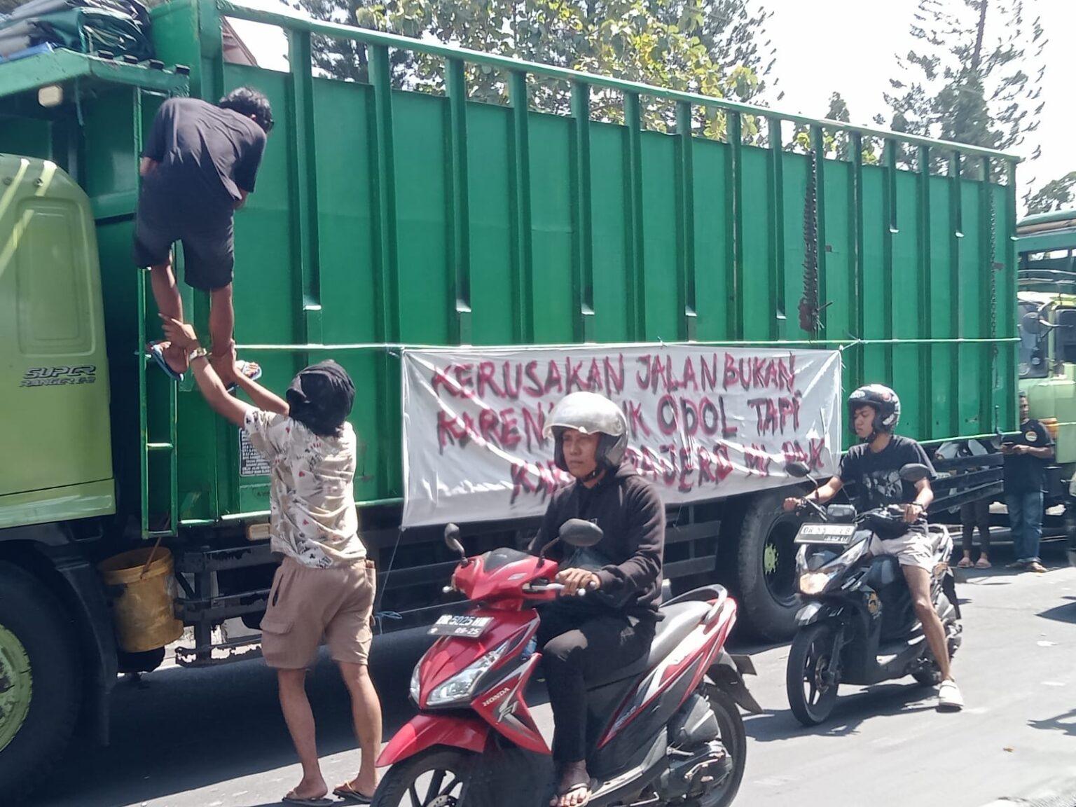 Gelar Aksi Demo, Ratusan Truk Padati Jalan Udayana - INSIDELOMBOK