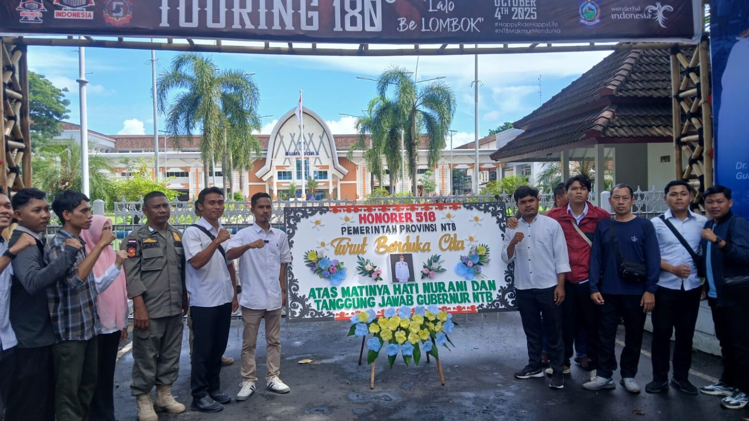 Rencana PHK 2026, Honorer Pemprov NTB Bawa Karangan Bunga Protes ...
