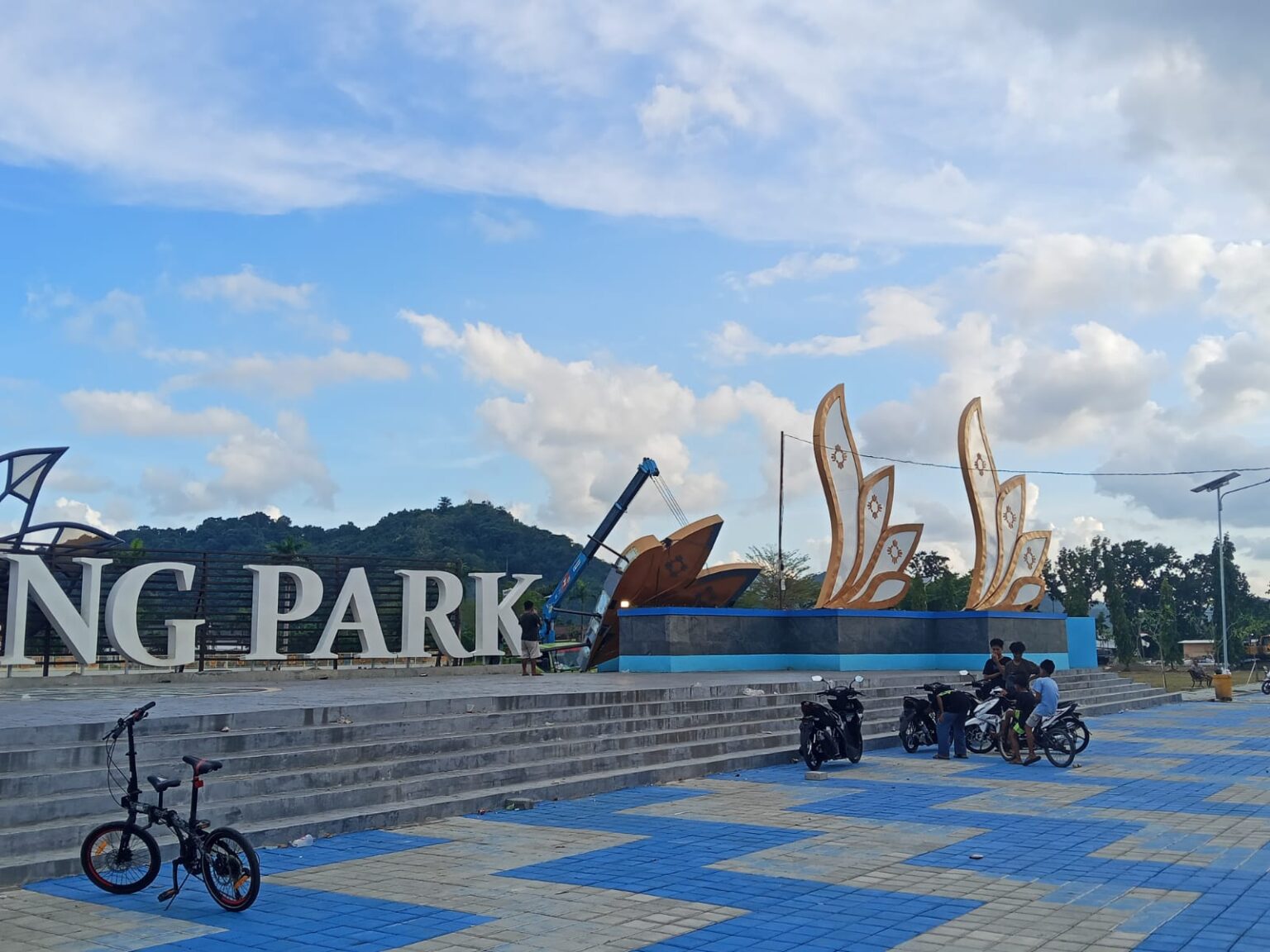 Sempat Viral Diduga Roboh, Ornamen Sayap Giri Menang Park Dipasang ...